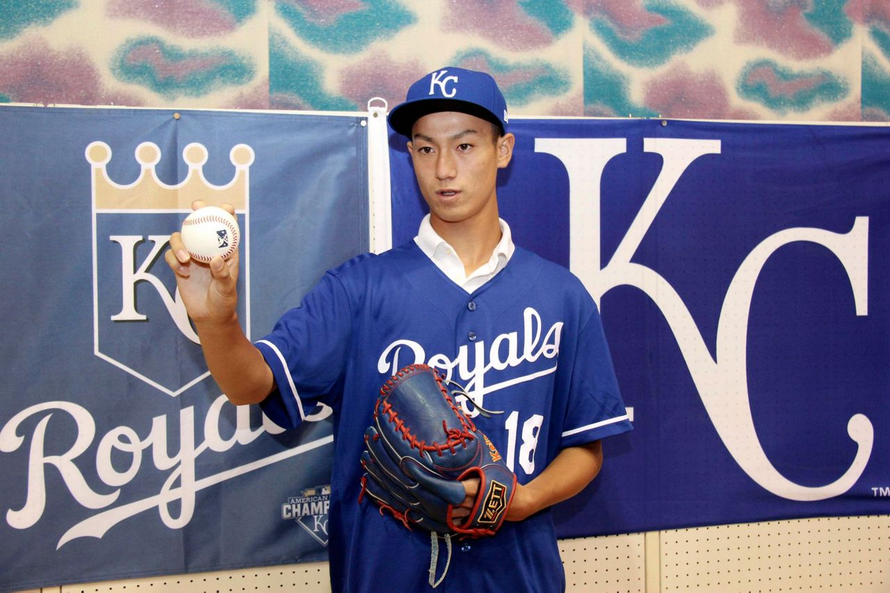 Royals sign 16-year-old Japanese pitcher out of junior high