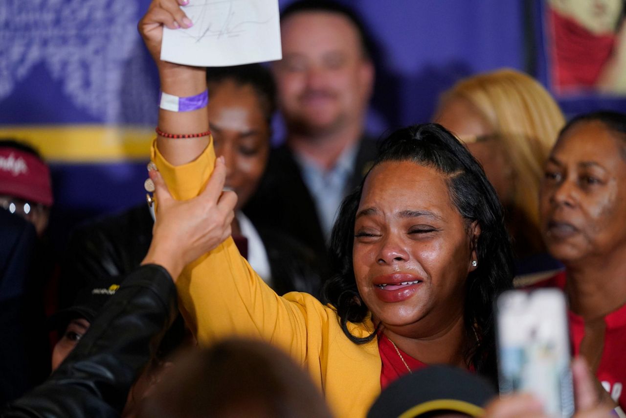 California Gov. Gavin Newsom signs law to raise minimum wage for fast ...