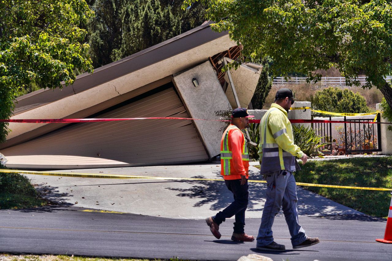 12 homes torn apart by landslide on Southern California's Palos Verdes ...