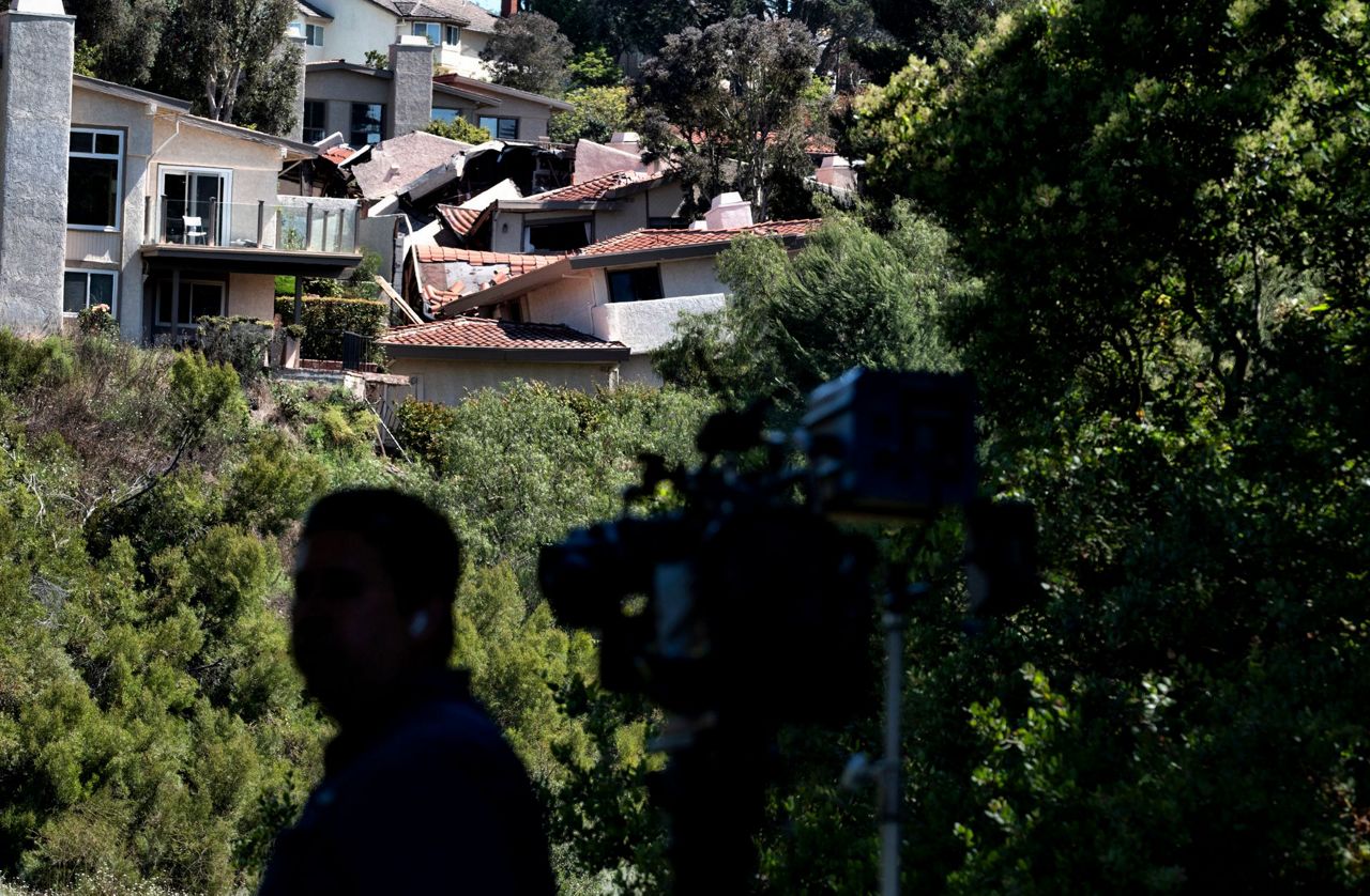 12 homes torn apart by landslide on Southern California's Palos Verdes ...