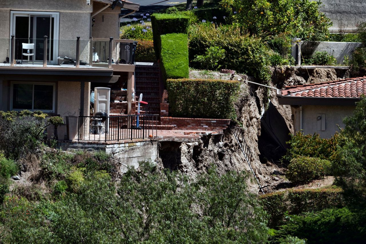 12 homes torn apart by landslide on Southern California's Palos Verdes ...