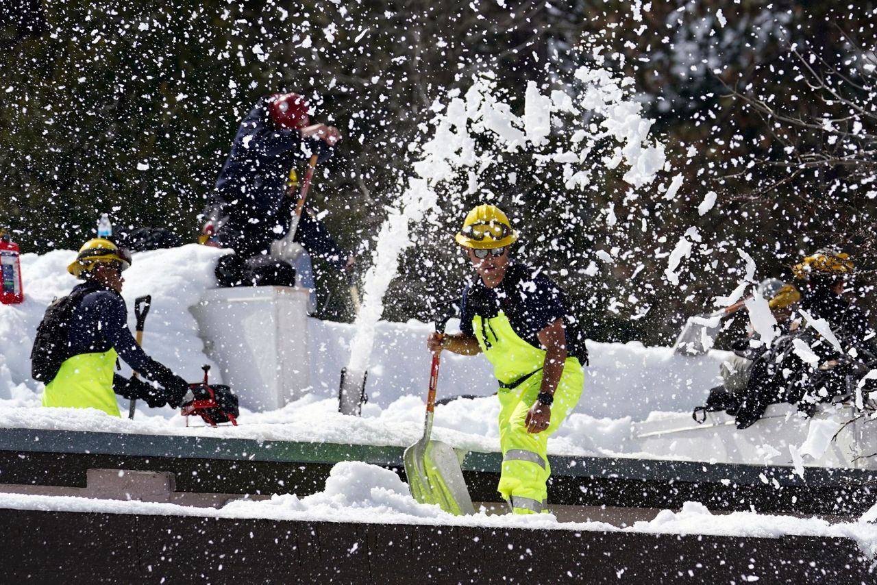 Volunteers in mountain towns dig out snow-stuck Californians