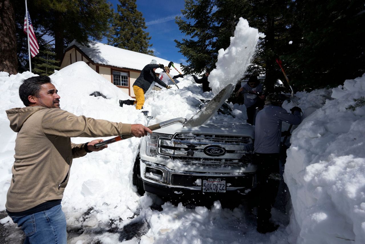 Volunteers in mountain towns dig out snow-stuck Californians