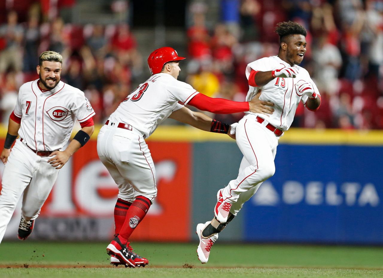 Cards' righty unhittable in debut, Reds rally for 2-1 win