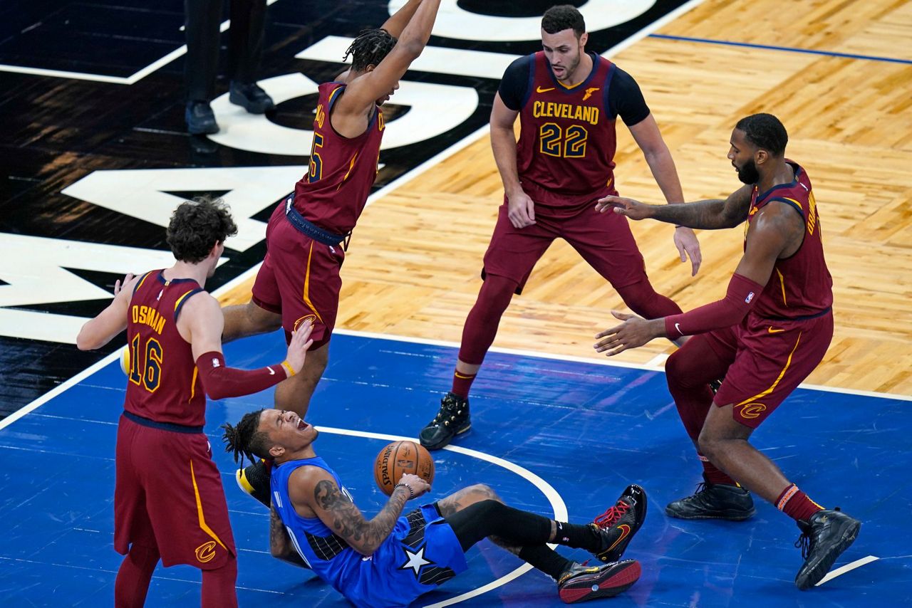 Fultz suffers knee injury; Magic go on to beat Cavs 105-94