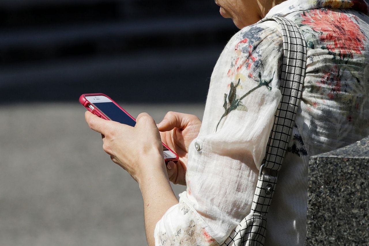 Phone-in-cheek: Spike seen in cellphone-linked face injuries