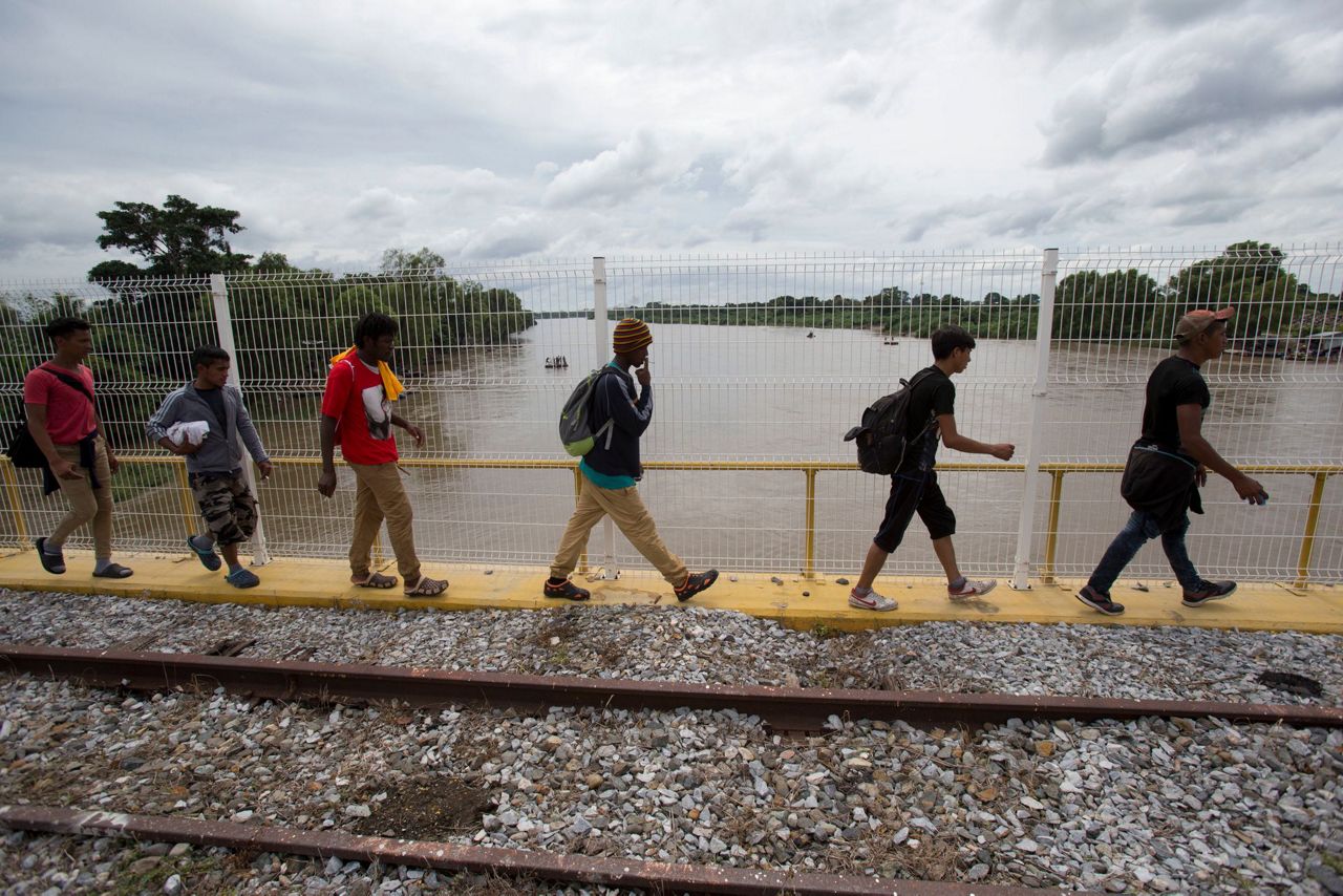Migrants, police mass in town on Guatemala-Mexico border