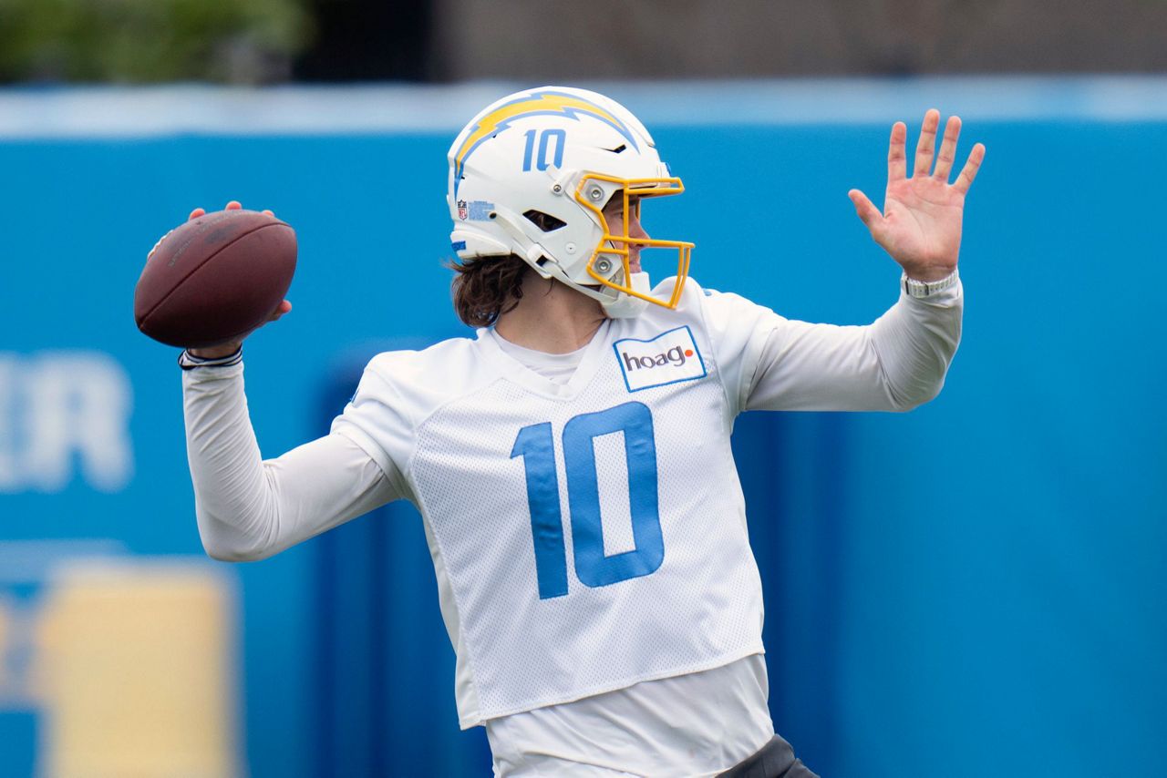 Chargers, QB Justin Herbert agree to 5-year extension worth $262.5 ...