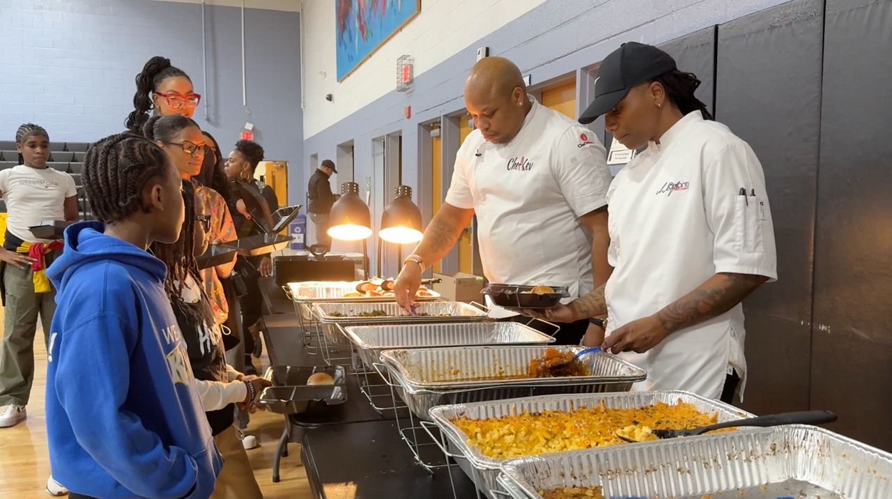 Chef cooks Thanksgiving meal for people in need