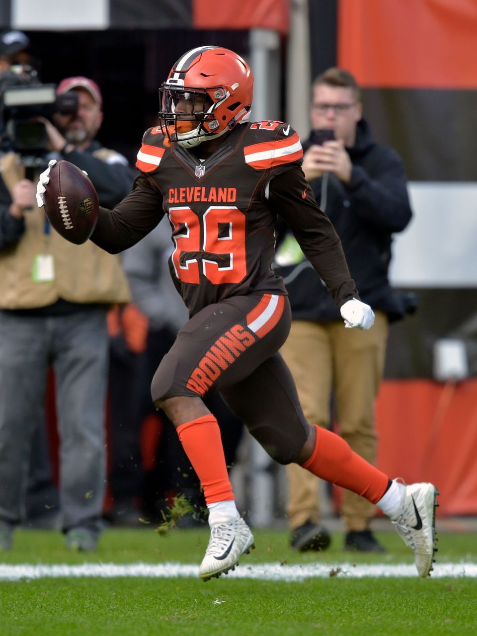 Mahomes passes for 375 yards as Chiefs down Browns 37-21