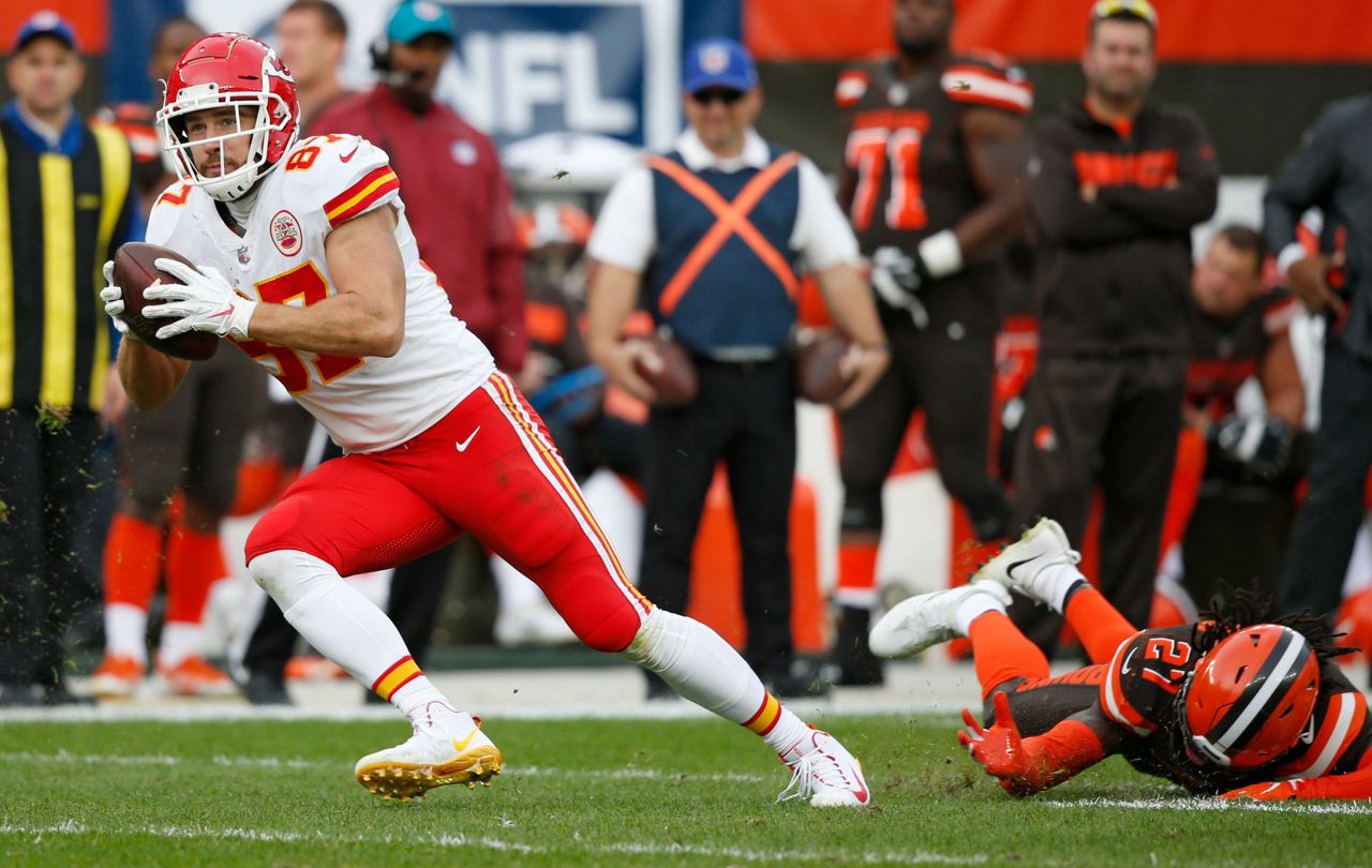 Mahomes passes for 375 yards as Chiefs down Browns 37-21