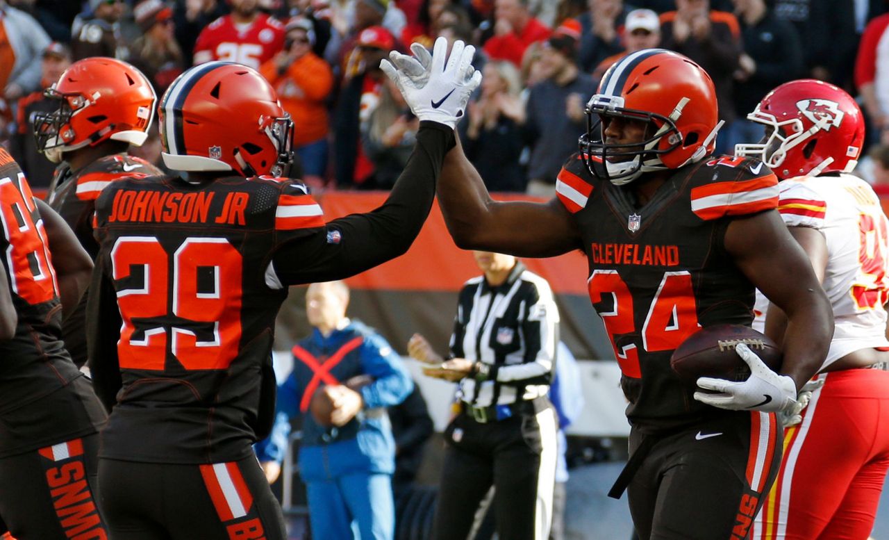 Mahomes passes for 375 yards as Chiefs down Browns 37-21