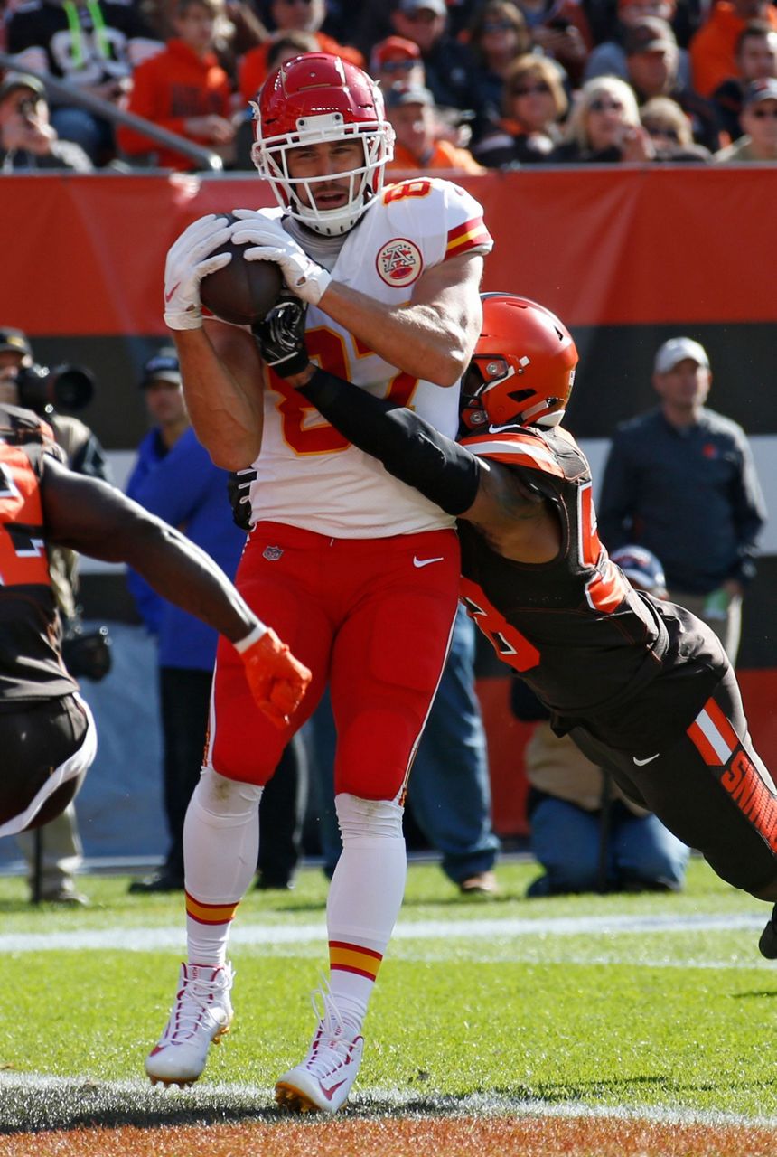 Mahomes passes for 375 yards as Chiefs down Browns 37-21