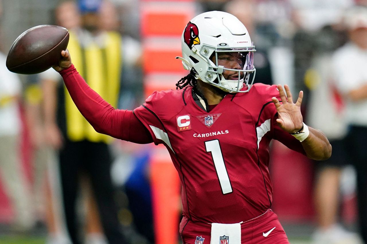 Mahomes throws 5 TDs, Chiefs hammer Cardinals 44-21