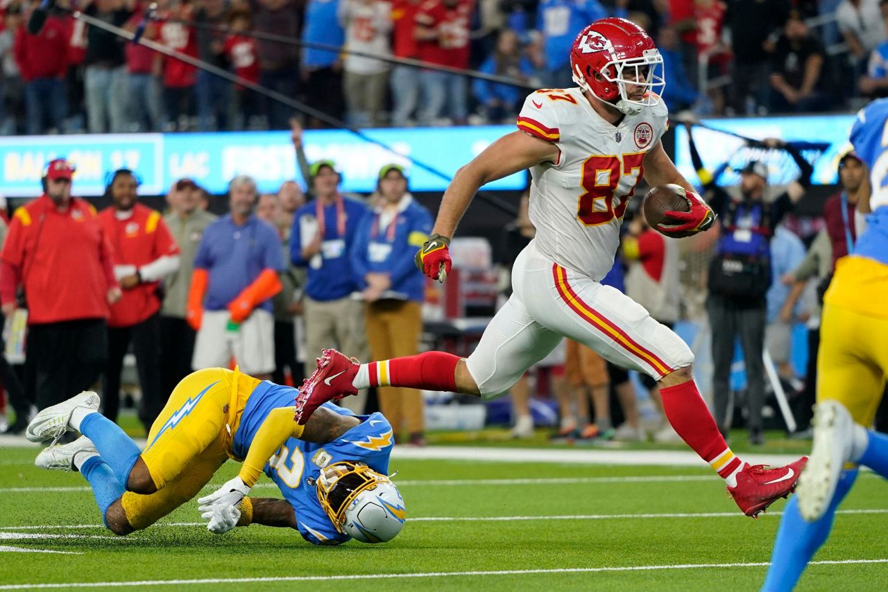 Kelce scores 3 touchdowns, Chiefs rally past Chargers 30-27