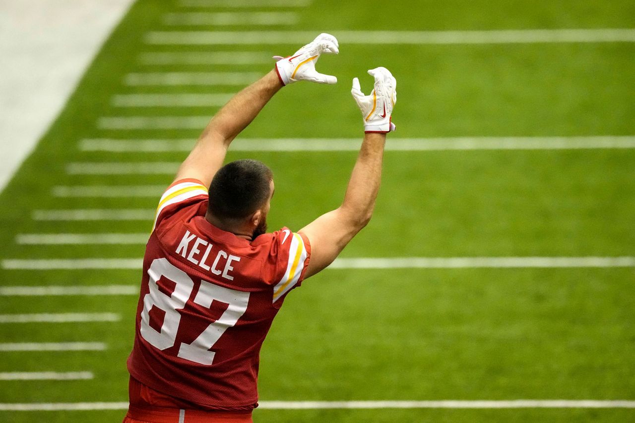 Chiefs-Ravens matchup features star quarterbacks, stingy defenses and ...