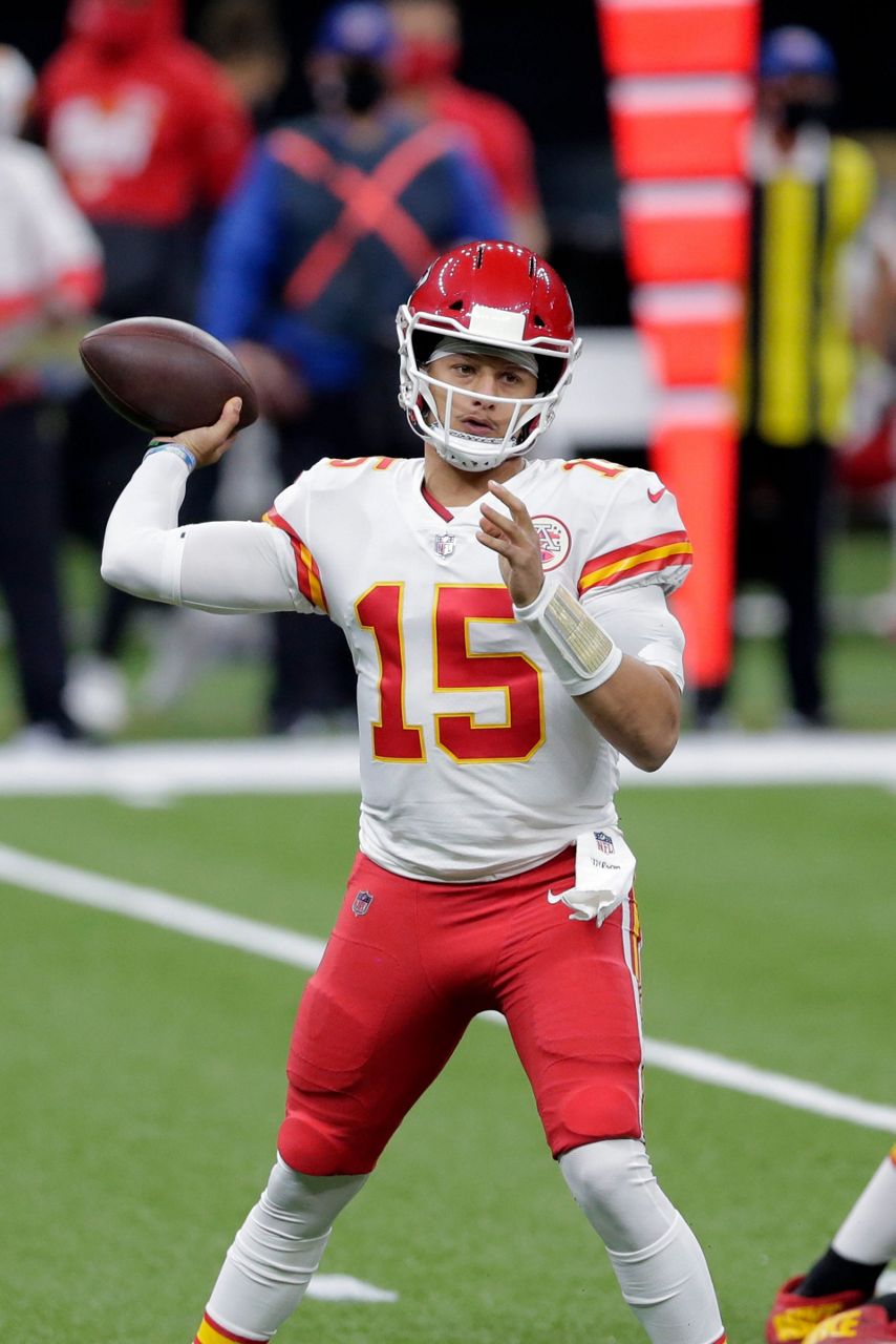 Mahomes' theatrics highlight Chiefs' 32-29 win over Saints