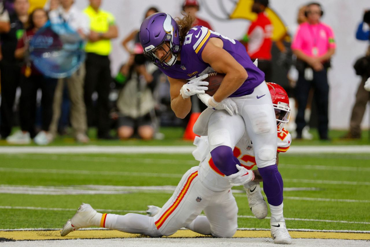 Vikings star wide receiver Justin Jefferson leaves in the 4th quarter with a hamstring injury