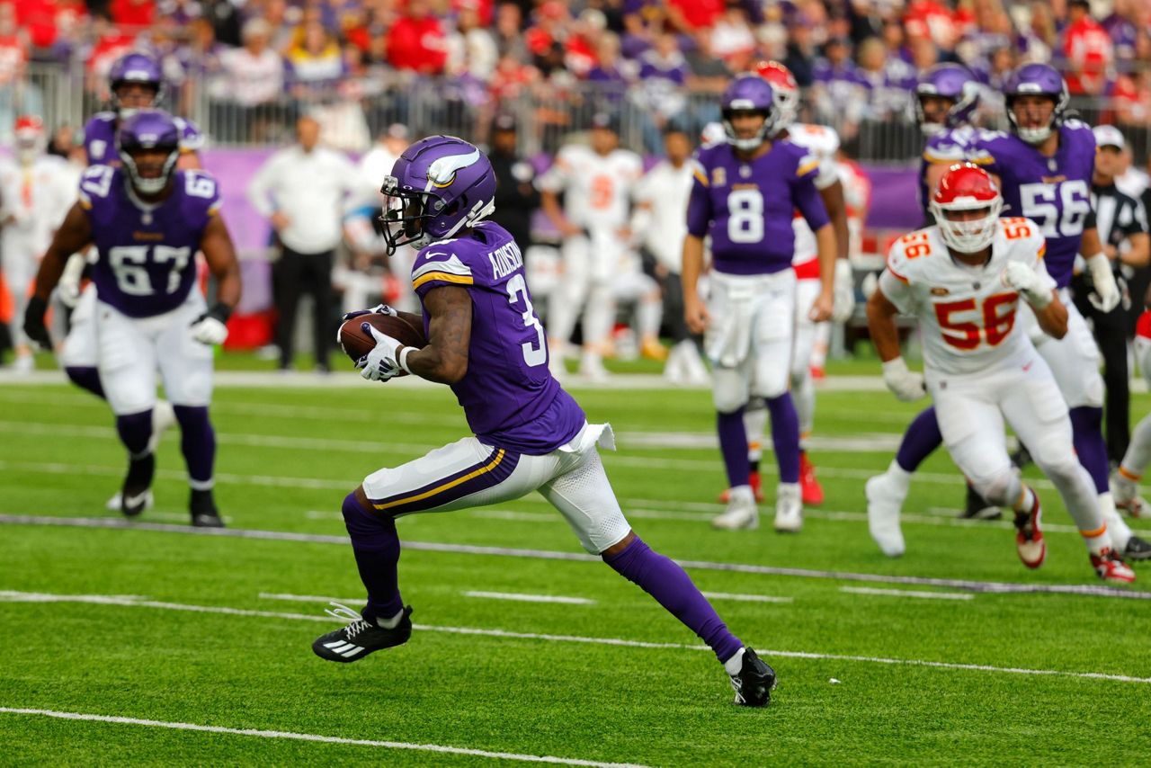 Vikings star wide receiver Justin Jefferson leaves in the 4th quarter with a hamstring injury