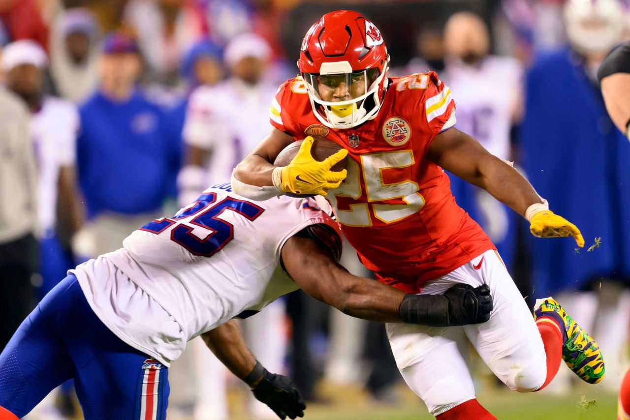 Carson Wentz agrees to a 1-year deal with the Chiefs to back up Patrick ...