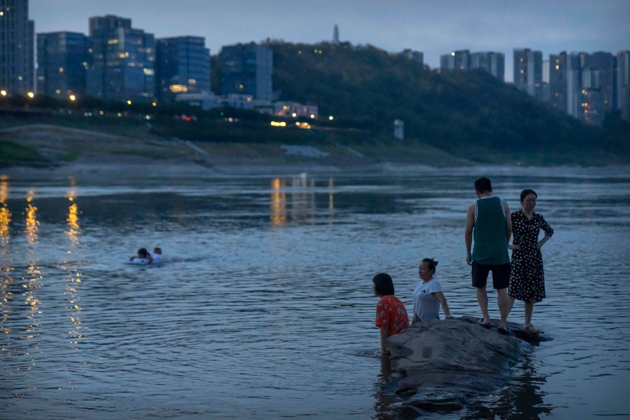 Yangtze shrinks as China's drought disrupts industry