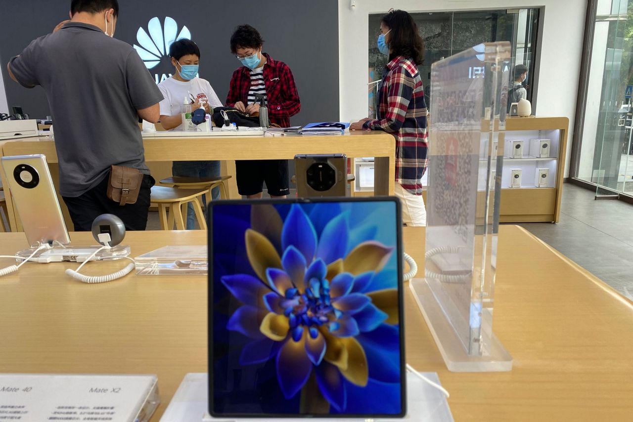 Huawei to roll out its own operating system to smartphones