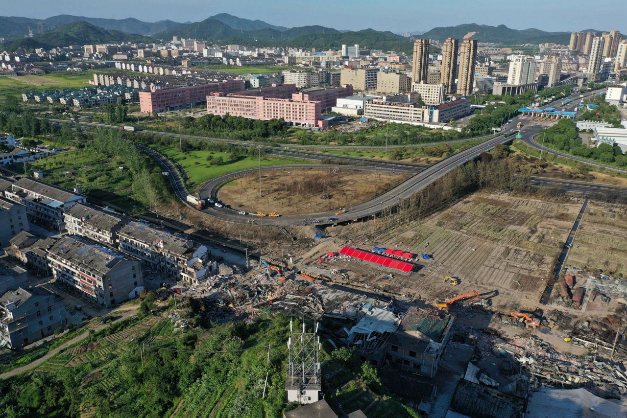 4 dead after tanker truck explodes on highway in China