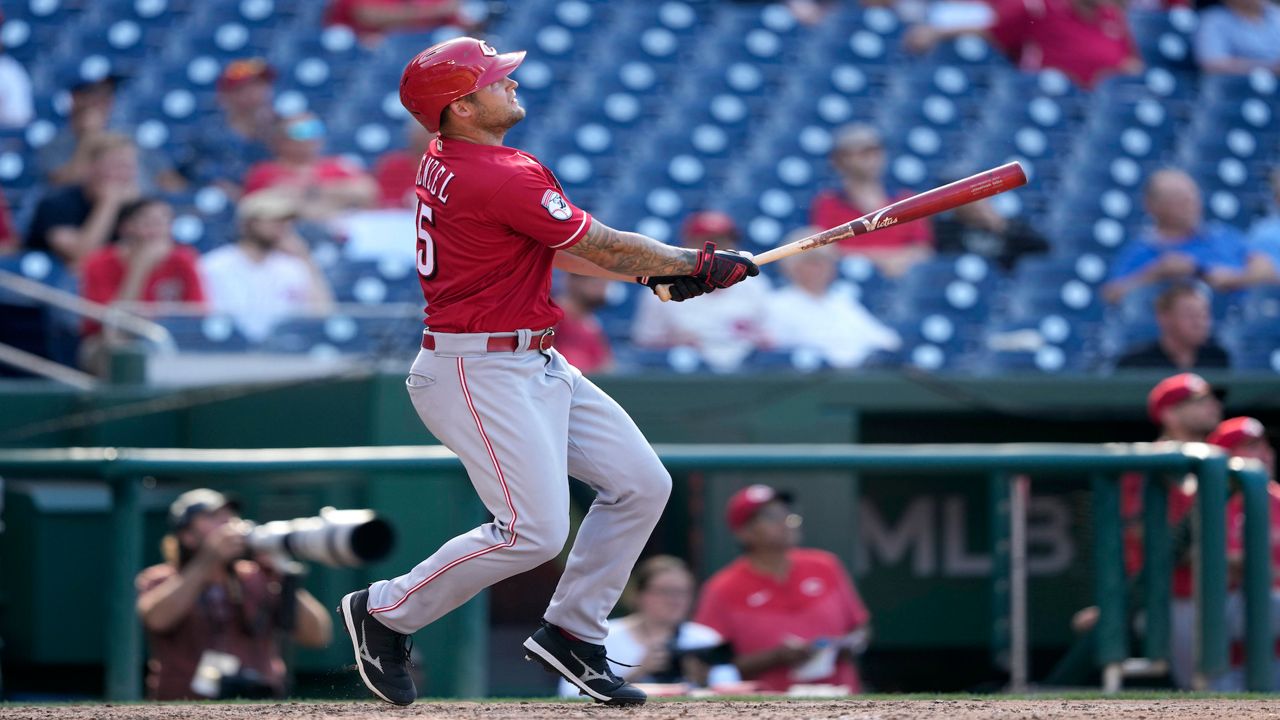 Reds beat Nationals 5-4 for sweep