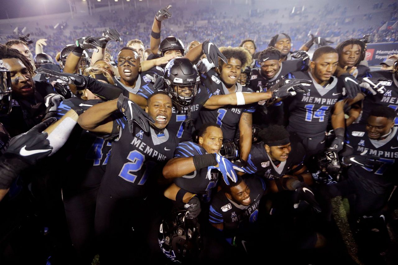 No. 17 Memphis tops No. 18 Cincinnati 34-24 to host AAC game
