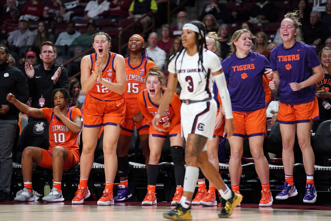 Henderson, Cooke help No. 1 Gamecocks beat Clemson 76-45