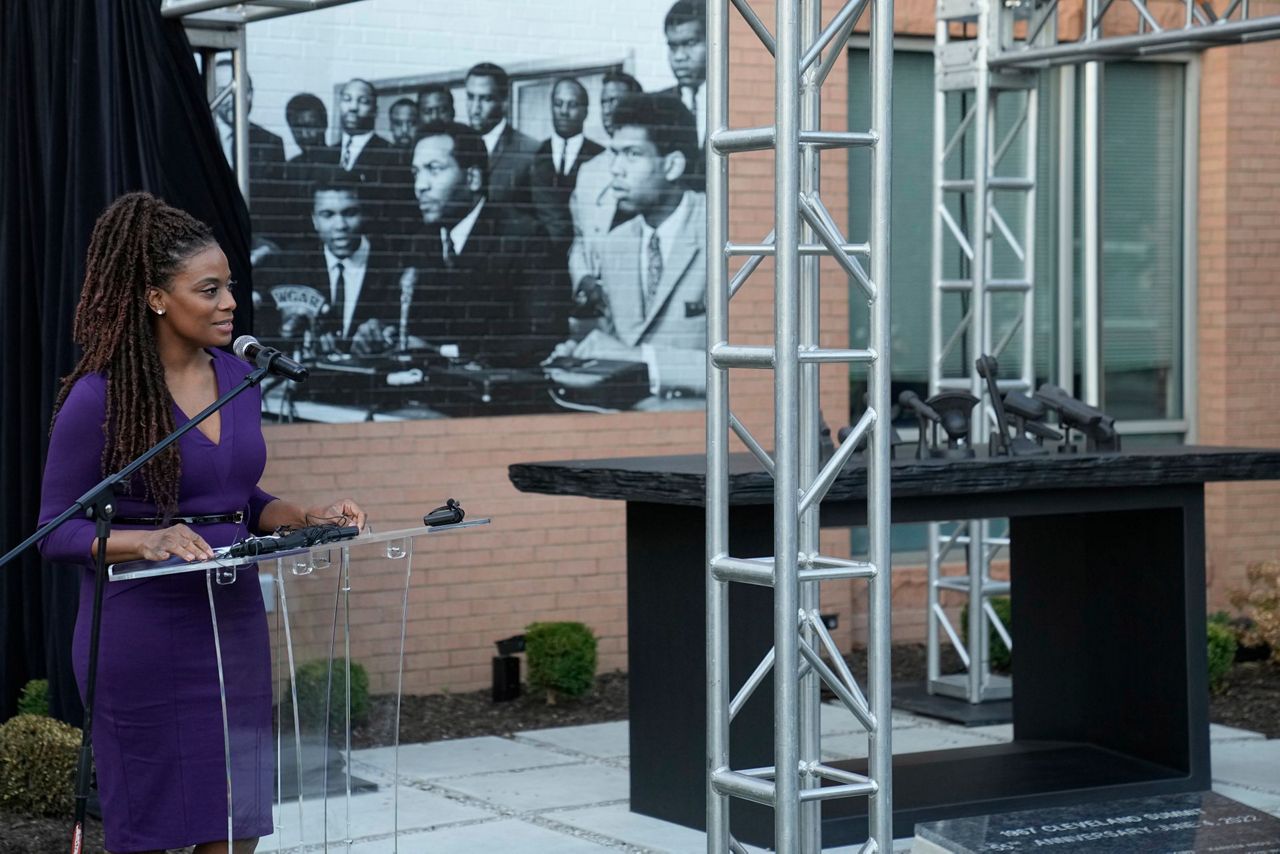 Sculpture commemorating historic 1967 Cleveland summit with Ali, Jim ...
