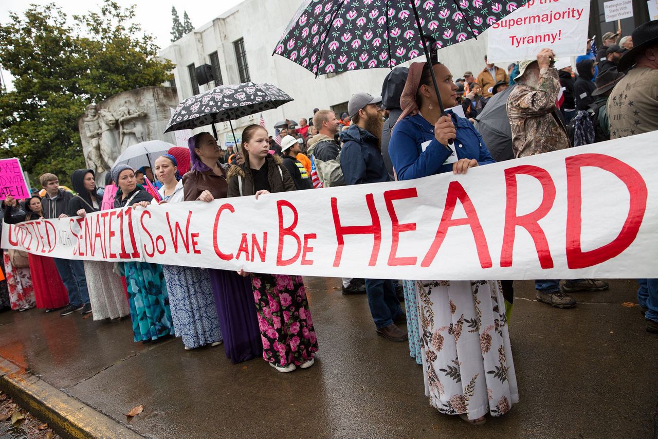 Truckers, loggers circle Oregon Capitol amid climate fight