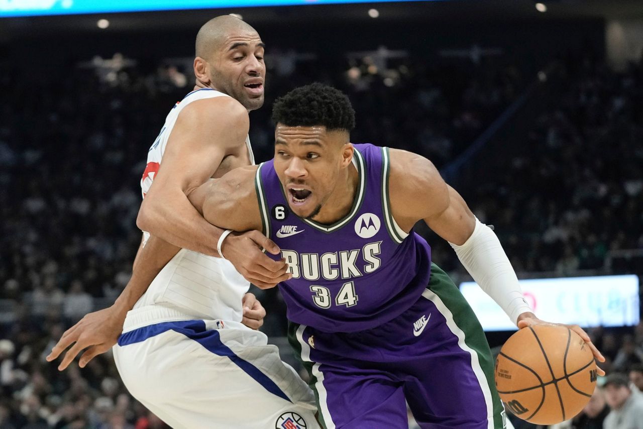 Antetokounmpo scores 54 points, Bucks beat Clippers 106-105