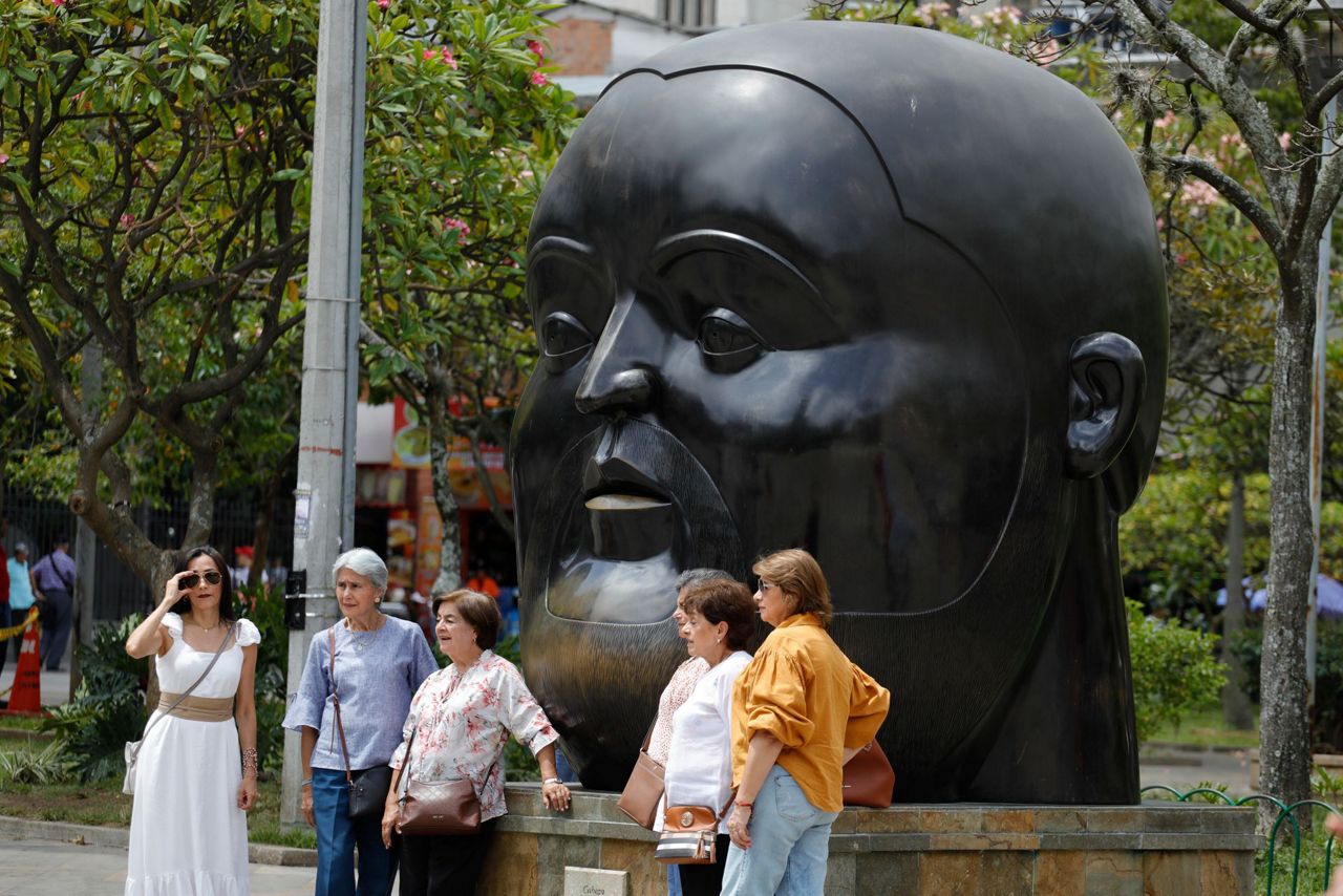 Renowned Colombian painter and sculptor Fernando Botero has died at age ...