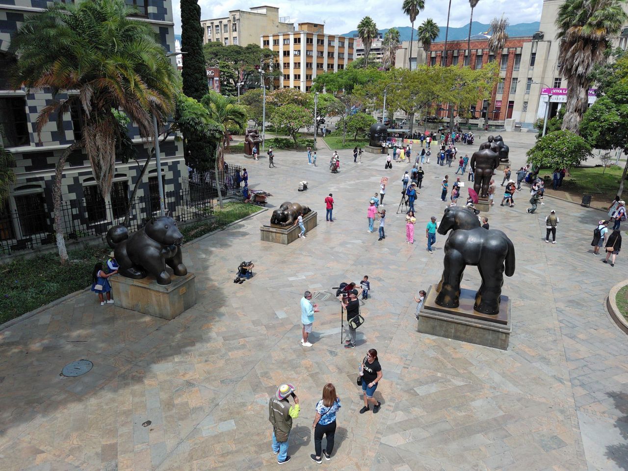 Renowned Colombian painter and sculptor Fernando Botero has died at age ...