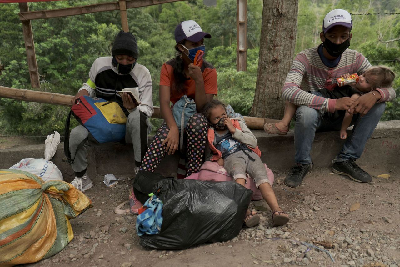 Venezuelans once again fleeing on foot as troubles mount