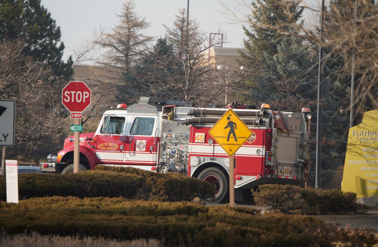 Thousands flee as Colorado wildfires burn hundreds of homes
