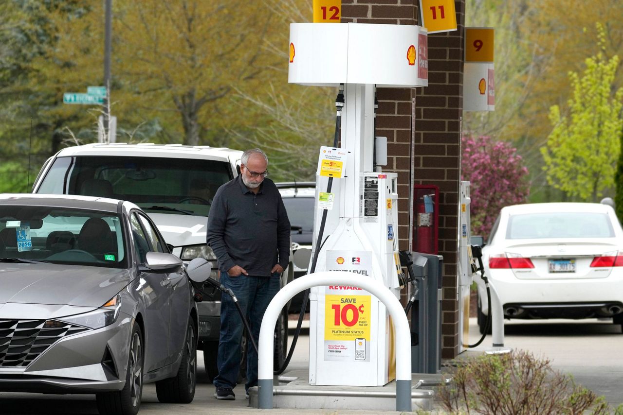 Confidence of US consumers continues to decline as Americans worry ...