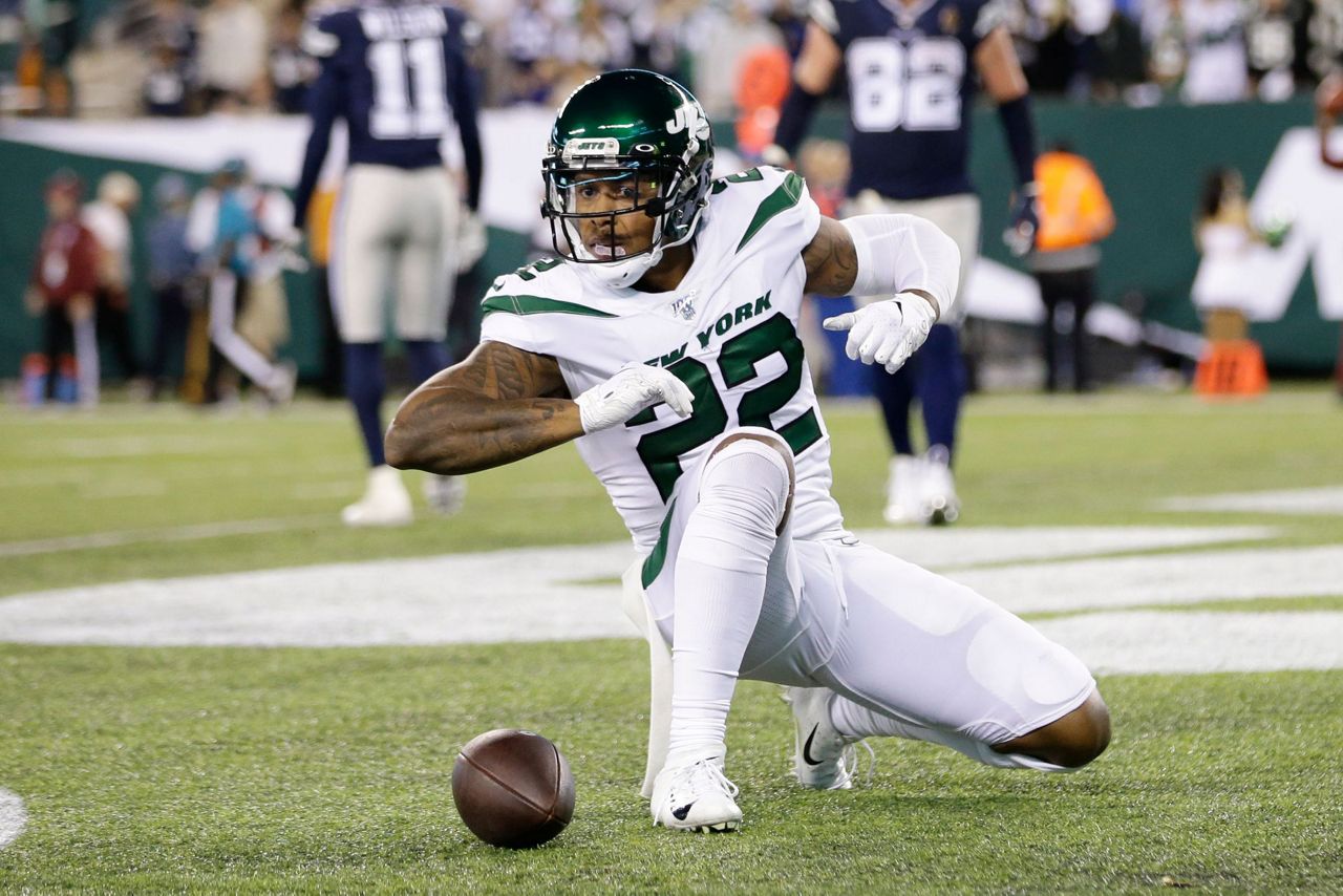 Darnold throws 2 TDs in return, Jets edge Cowboys 24-22