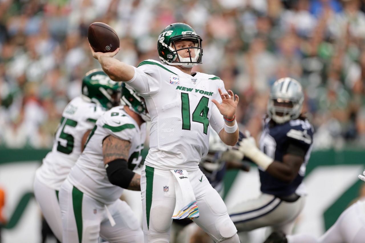 Darnold throws 2 TDs in return, Jets edge Cowboys 24-22