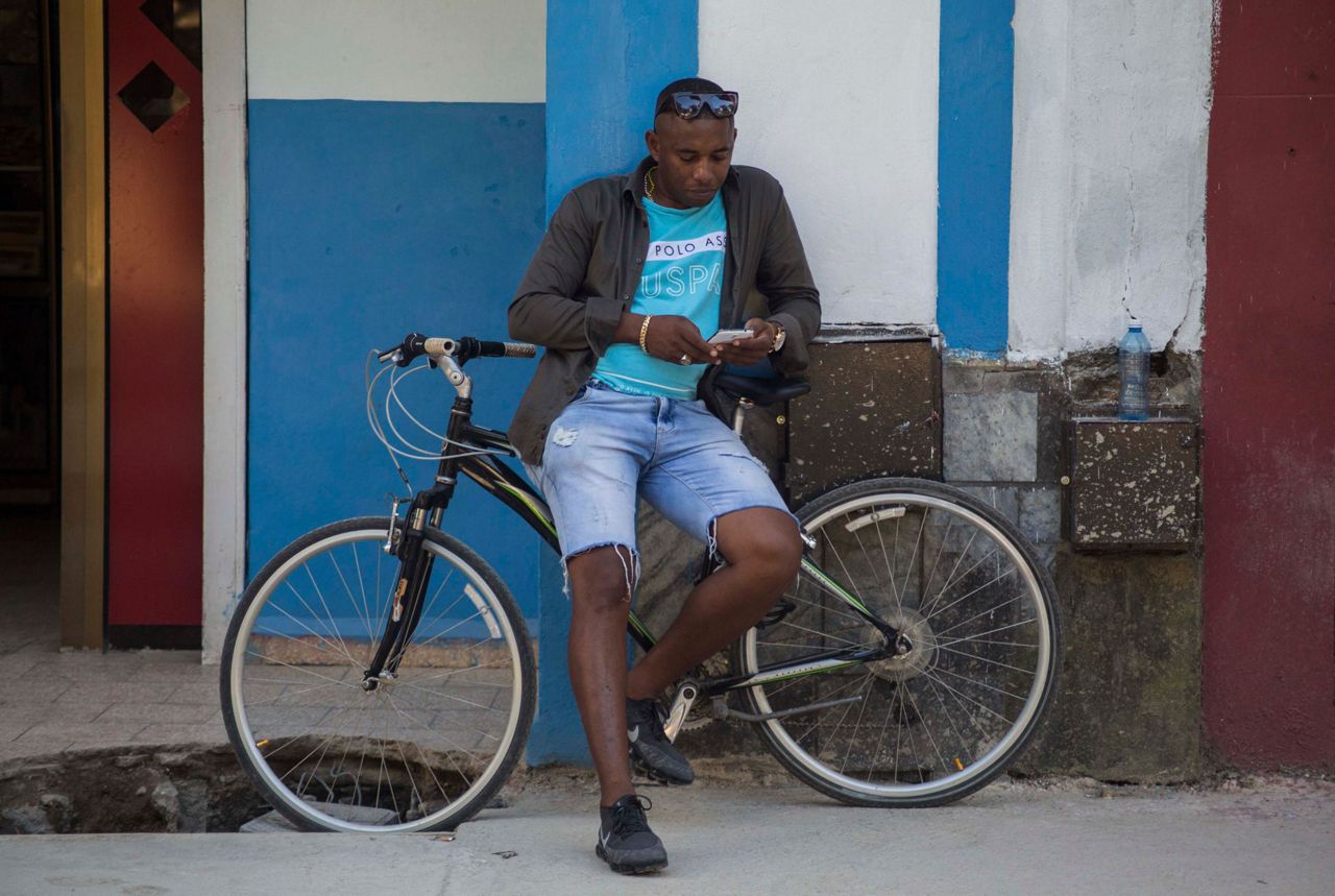 Internet access via mobile phones starts for all Cubans