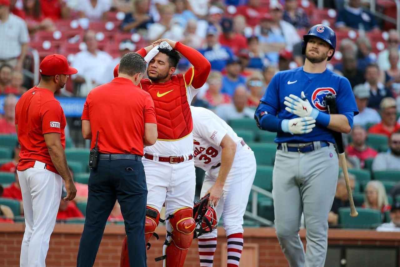 Cubs' Happ hits Cardinals catcher Contreras in head with follow-through ...