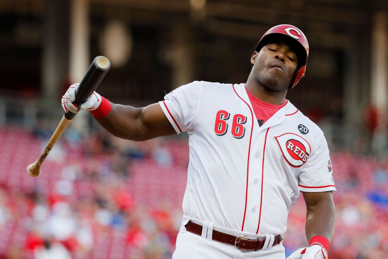 Hendricks has 2-run 2B, pitches into 9th; Cubs top Reds 3-1