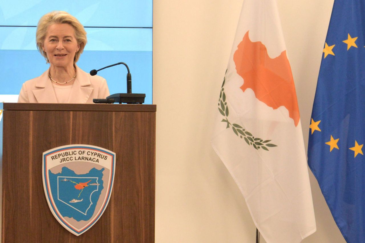 A top EU official visits Cyprus to inspect preparation to supply to ...