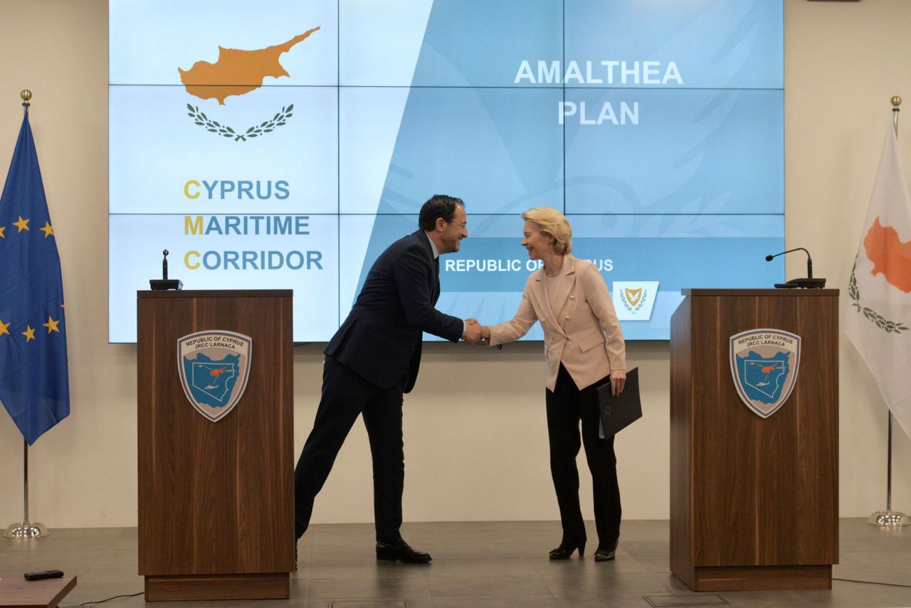 A top EU official visits Cyprus to inspect preparation to supply to ...