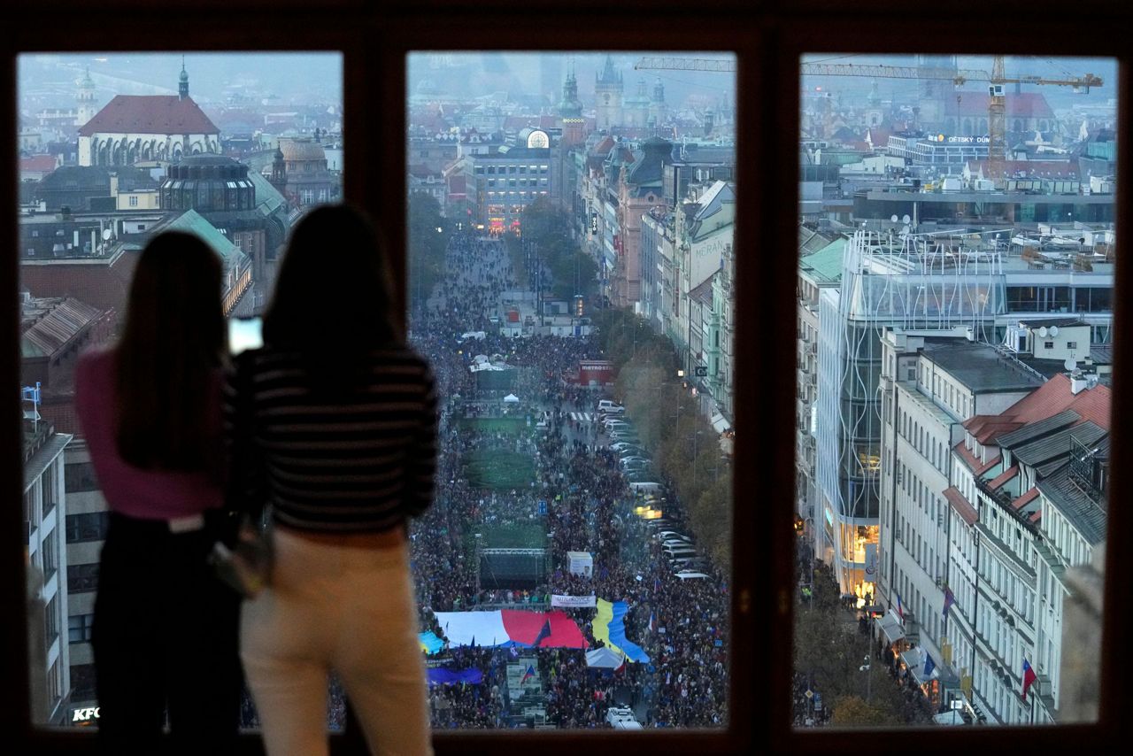 Tens of thousands of Czechs show their support for Ukraine