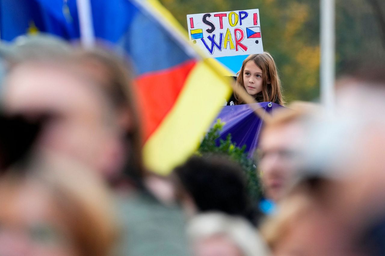 Tens of thousands of Czechs show their support for Ukraine