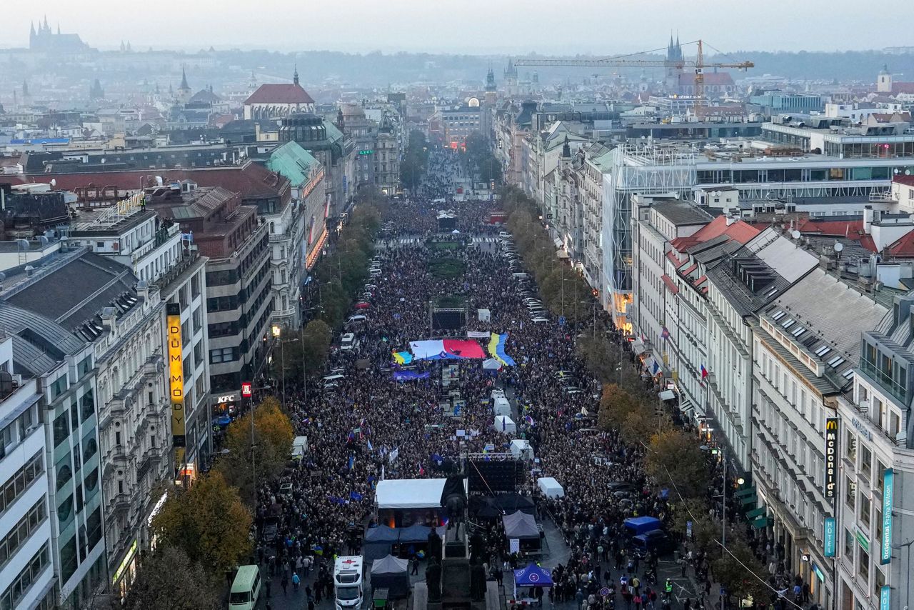 Tens of thousands of Czechs show their support for Ukraine