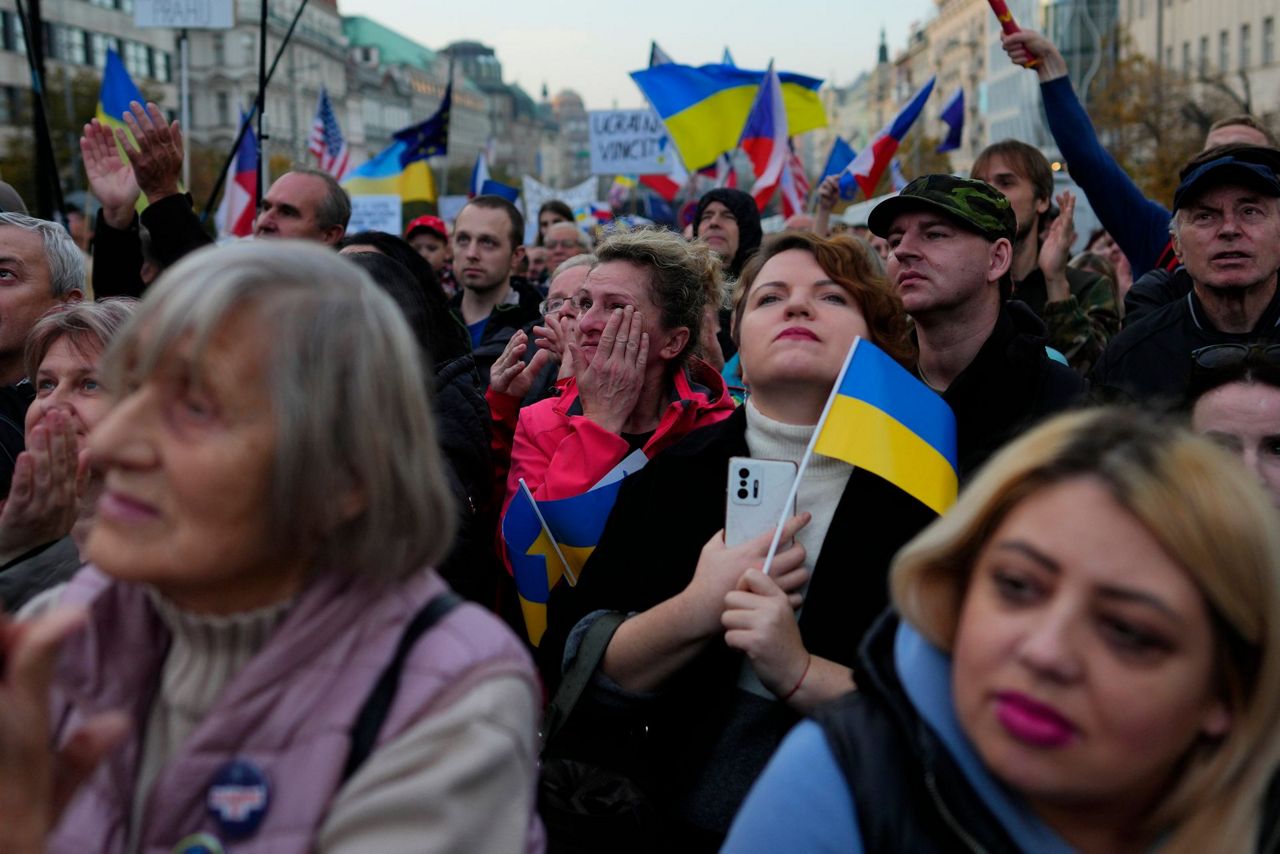 Tens of thousands of Czechs show their support for Ukraine