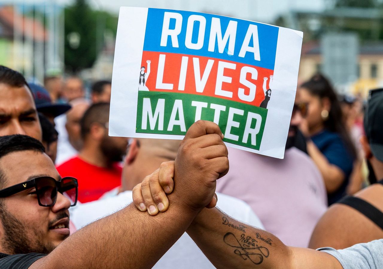 Hundreds protest against Czech police over Roma man's death